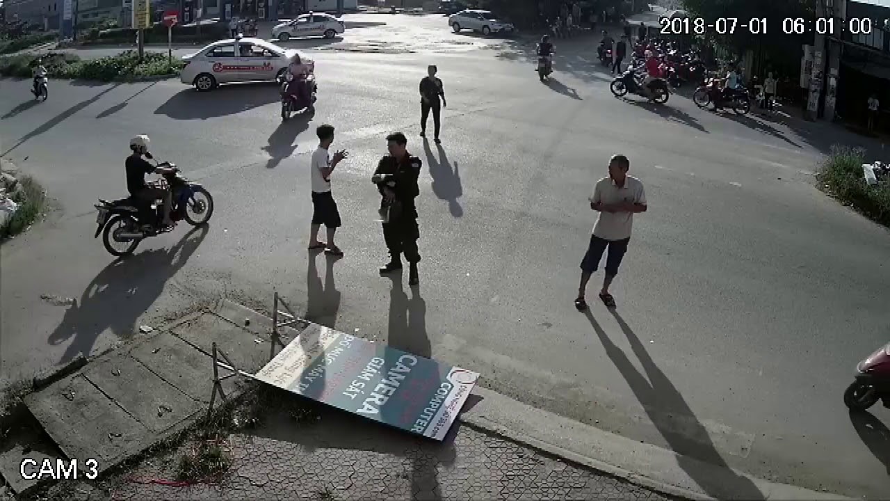 Crossing road in dangerous way, the woman luckily was saved by a police ...