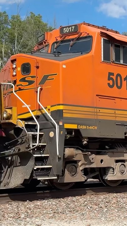 H3 Dash 9 trails on BNSF Manifest train! #train #bnsfrailway #bnsftrains #bnsf - YouTube