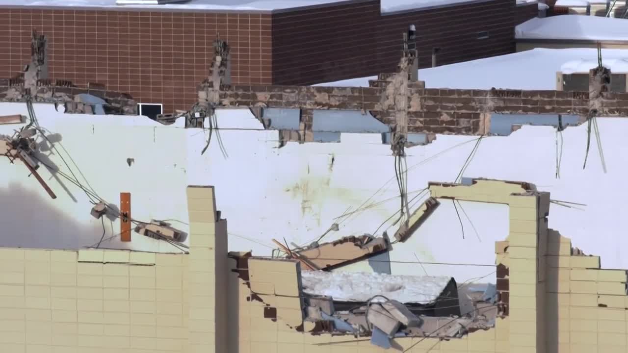 Second gym roof at Montana State University collapses - YouTube