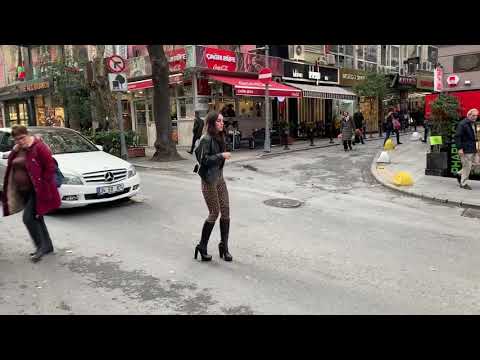 Bestemsu Özdemir önce yol kesti sonra masa taşıdı!