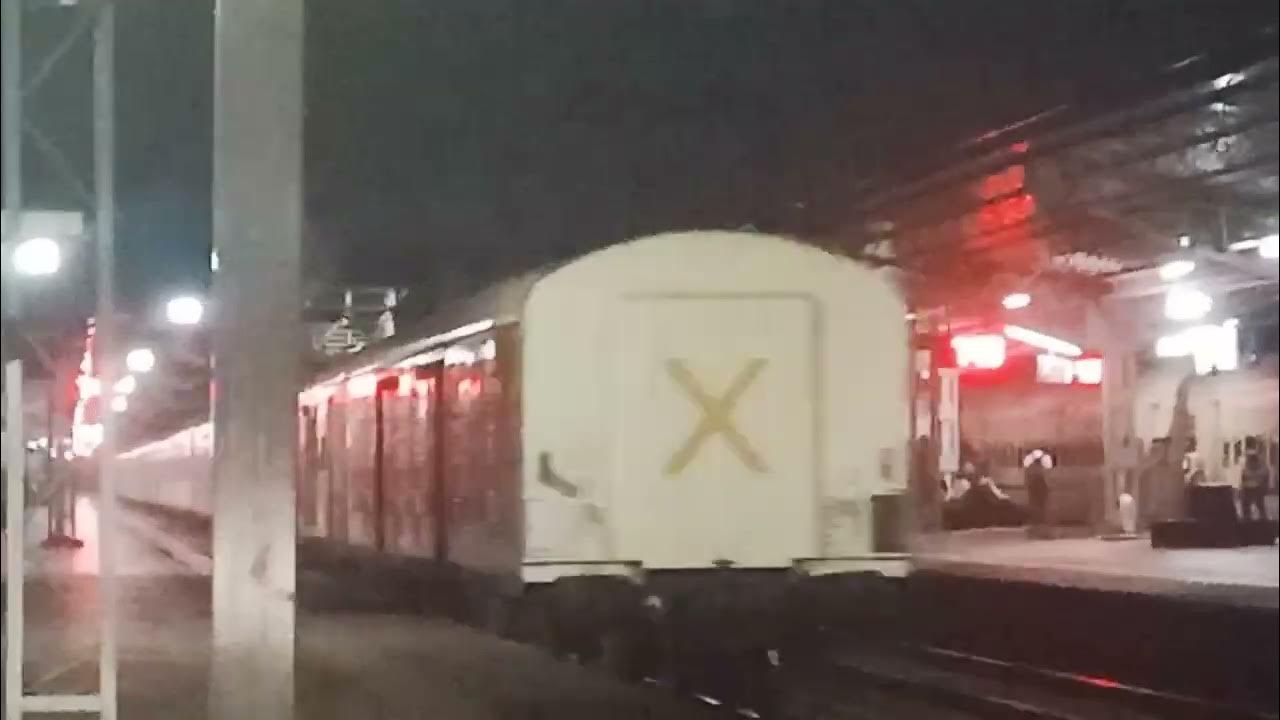 BRC WAP-7 with 12953 MMCT NZM TEJAS A.K. Rajdhani Express overtakes Ahmedabad Passenger - YouTube