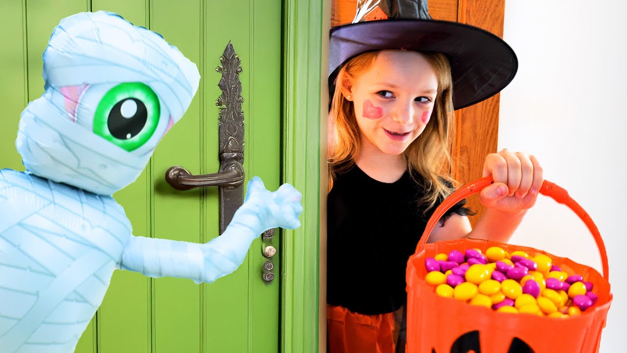 Kids Halloween Monster Chase Trick or Treat in Haunted Spooky House ...