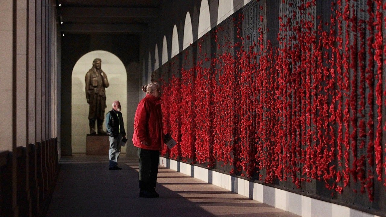 Australians pay their respects on Remembrance Day - YouTube