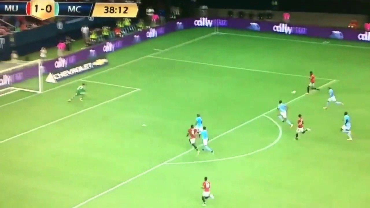 Kyle Walker reacts furiously to Marcus Rashford's goal vs Manchester ...