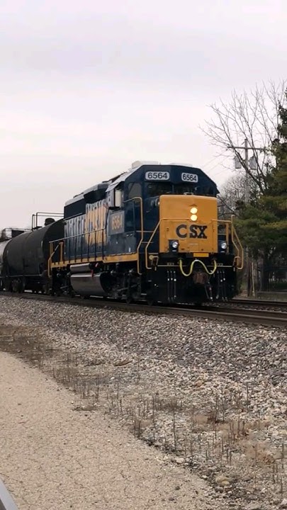 Newly rebuilt GP38-3 moves the Tropicana express in a hurry! - YouTube