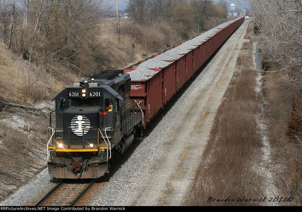 Illinois Central #6201 leads a Herzog Ballast train out of Mattoon ...