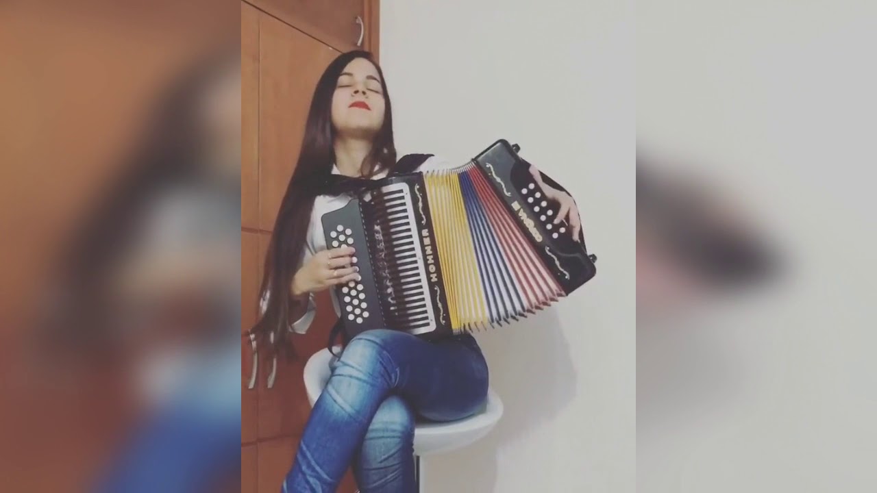Hermosa chica tocando "Niña Bonita Binomio De Oro" con acordeón de una ...