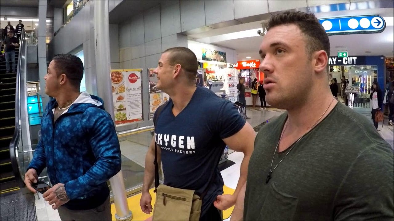BODYBUILDER IN THAILAND SHOPPING MALL - YouTube