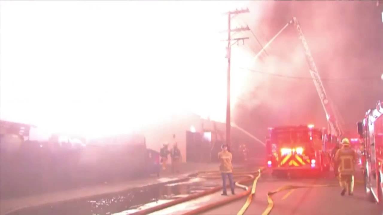 Magnesium-fueled explosive fire in East Los Angeles - YouTube