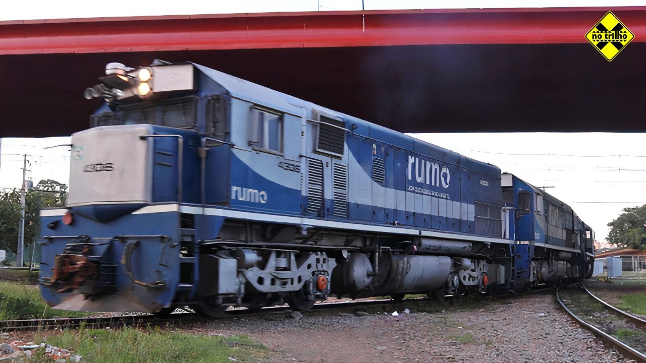 Trem em Curitiba (PR) - Locomotivas Diesel G22 e Vagões de Cimento ...