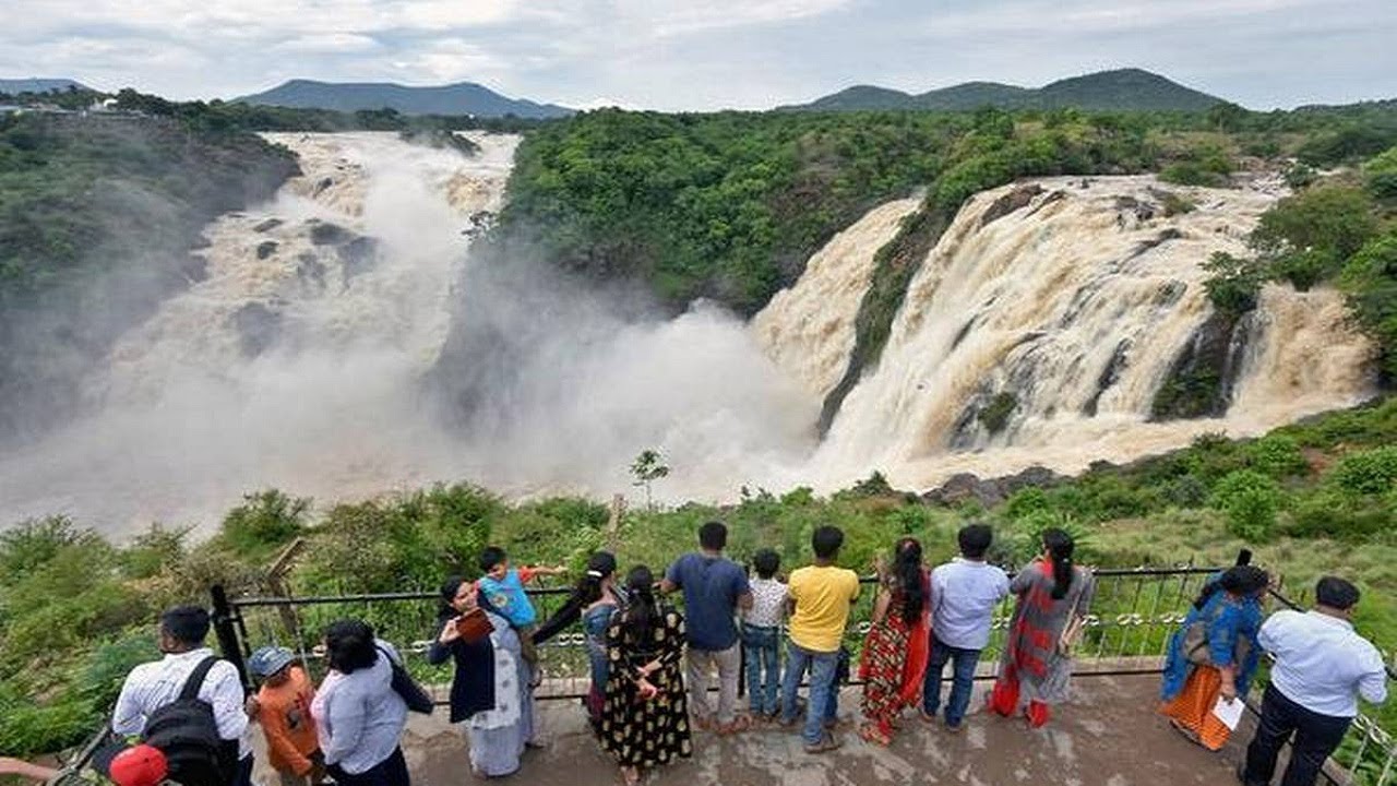 Tourists throng Gaganachukki, Barachukki waterfalls - YouTube