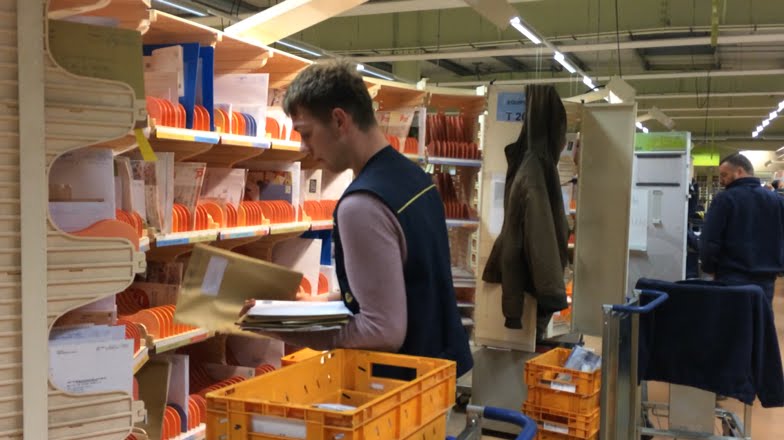 La plate-forme de distribution de La Poste - YouTube