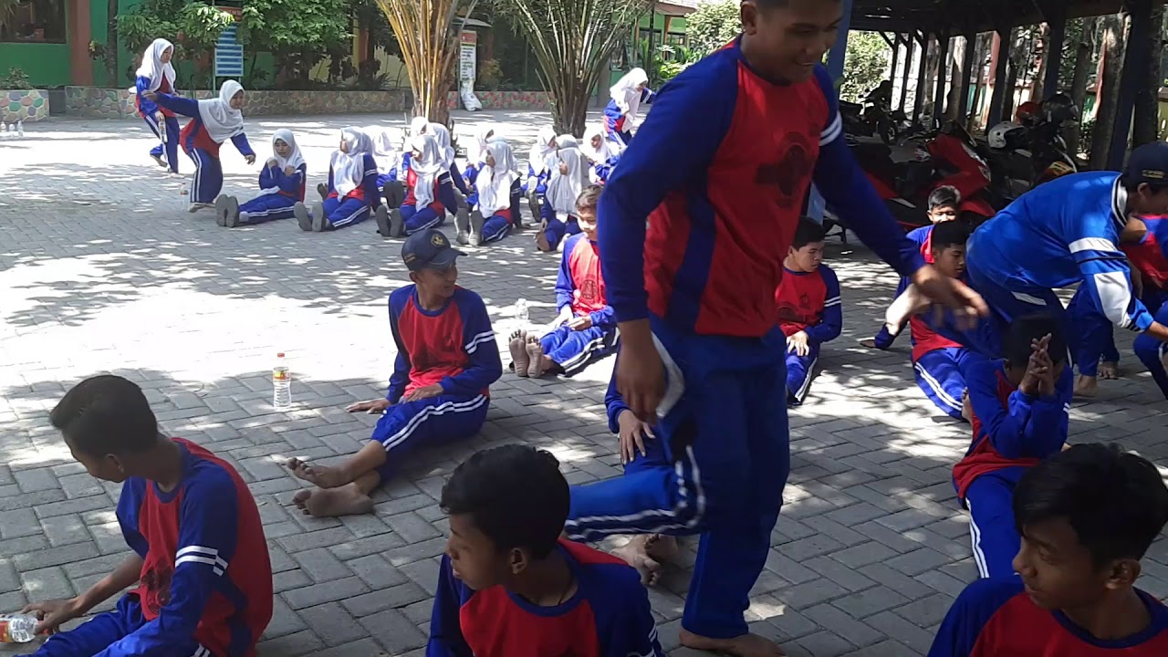 Permainan memindahkan botol secara estafet yang menyenangkan.... - YouTube