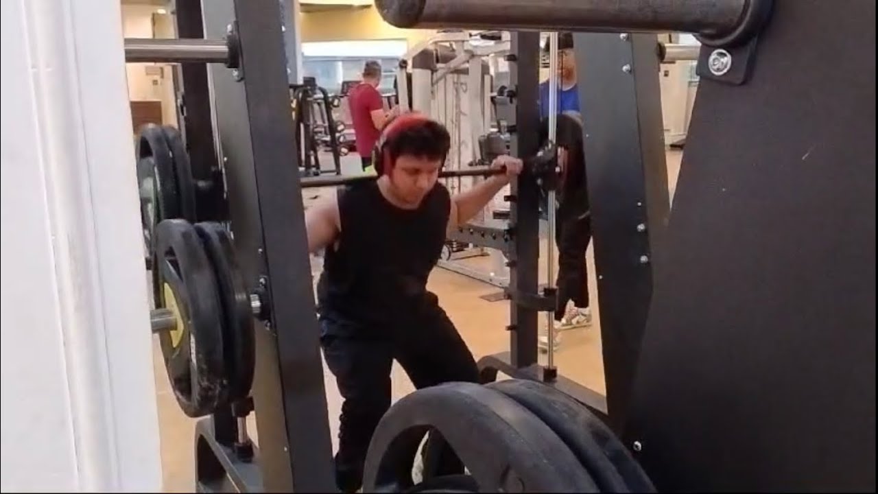 LEG DAY AND SHOULDER (mostly leg ) | VLOGGINSSSSTER - YouTube