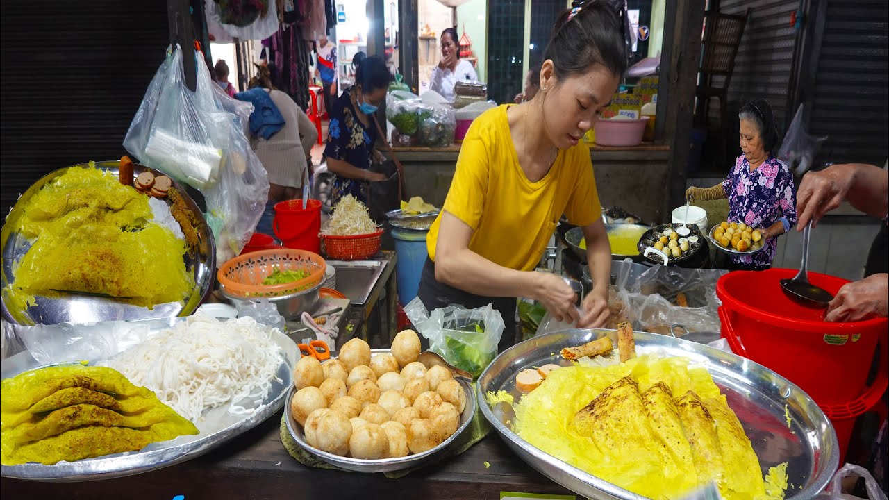 Coconut rice cakes, yellow pancakes, banh sung, bang hoi, & fried ...