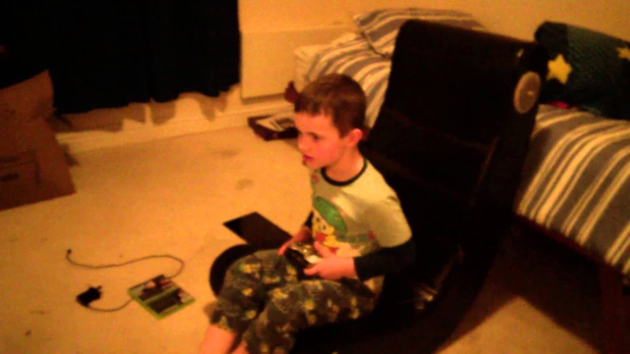 Kid cries over minecraft - YouTube