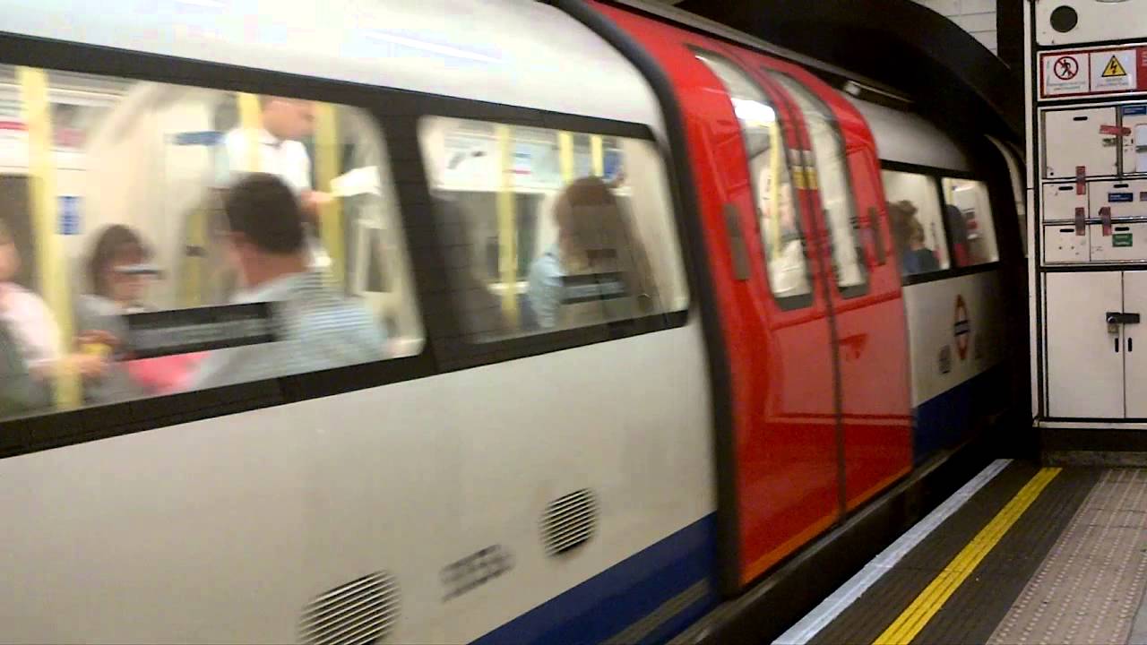 Northern Line 1995 Stock departing Waterloo - YouTube