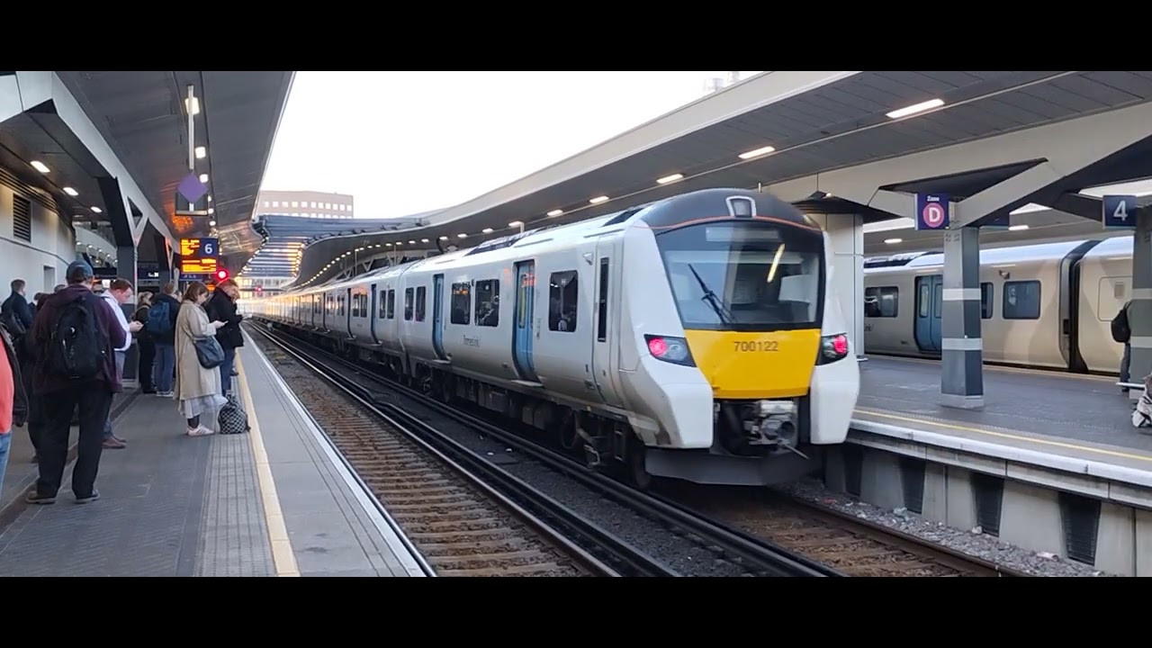 British Rail Class 700 #403122 leaving London Bridge - YouTube