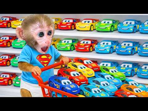 Singe BonBon conduit sa super voiture dans le parc et découvre d’autres supercars magnifiques