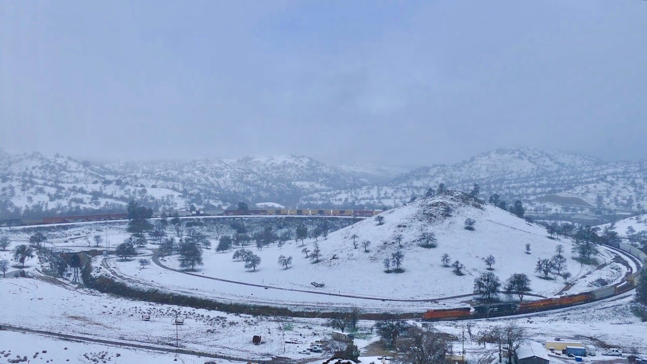 Tehachapi Winter Railroading - YouTube