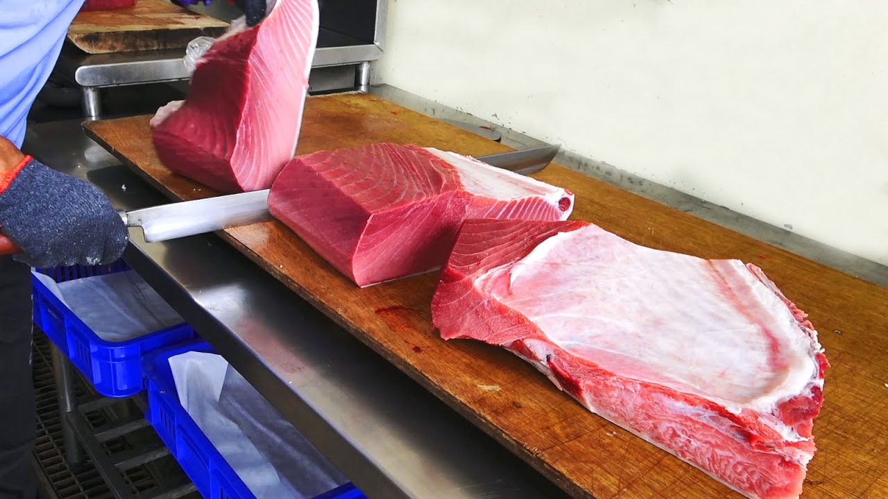 500 Pounds giant bluefin tuna cutting skills - YouTube