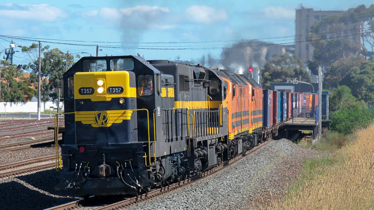 T Class Loco leads a Mainline Freighter! (SCT's 7922V ex-Dooen) | T357 ...