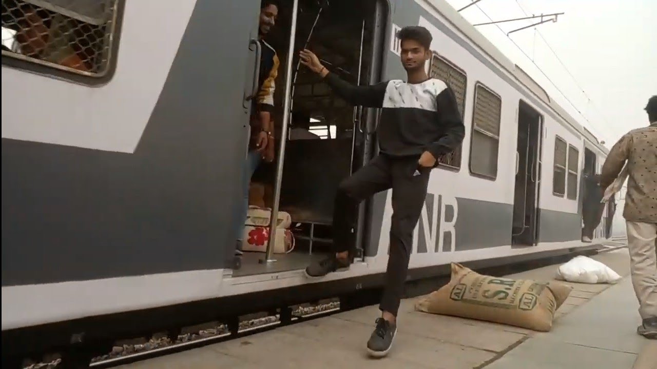 Old Delhi MEMU special (ICF)|| People throwing his Bag||indian local ...