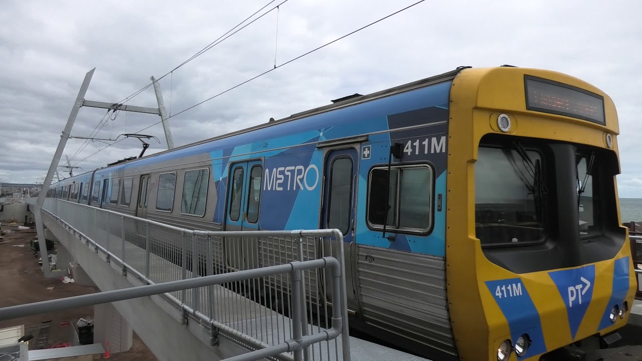 Comeng 411M arriving new Carrum Station skyrail - YouTube