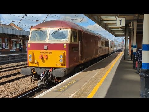 Class 69, 69009 drags 2 class 379s, 379010 and 379001 through hitchin ...