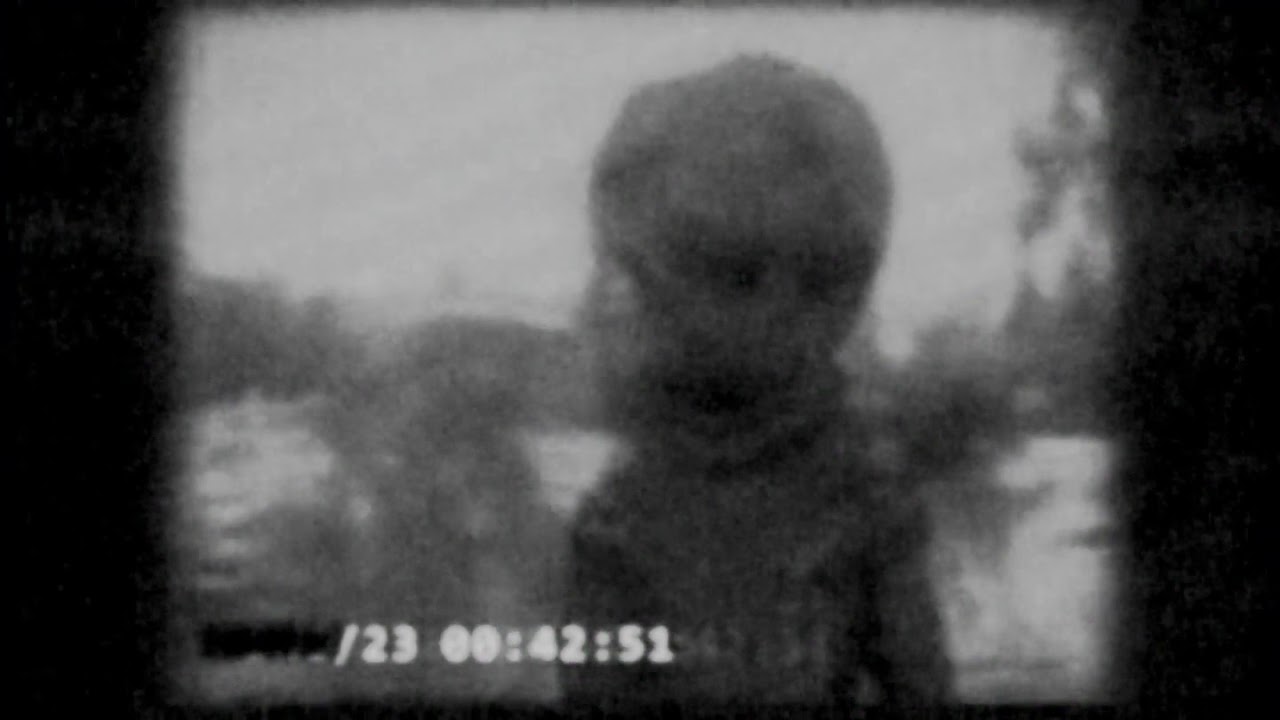 First try. Skinny Bob, First Part, ufo in the air, the crash, the Alien ...