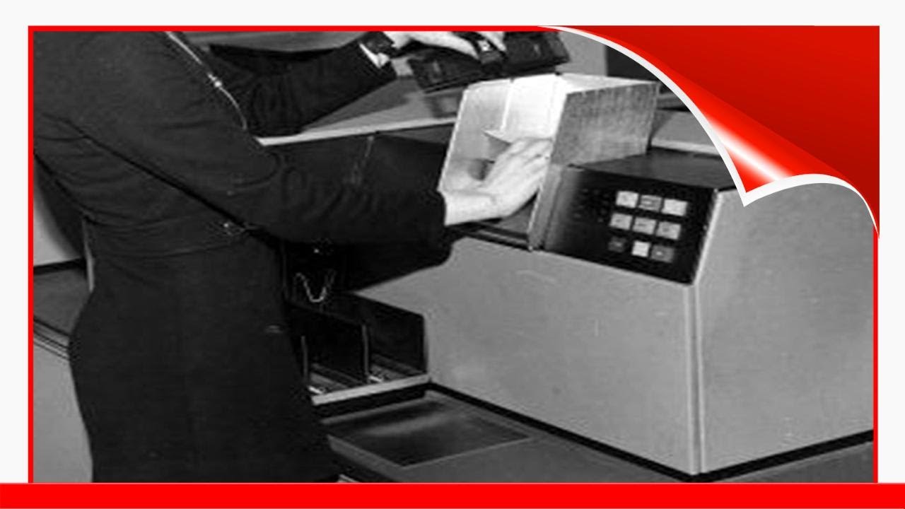 30 Vintage Photos Of Women In Miniskirts At Huge Computers In The 1970S ...