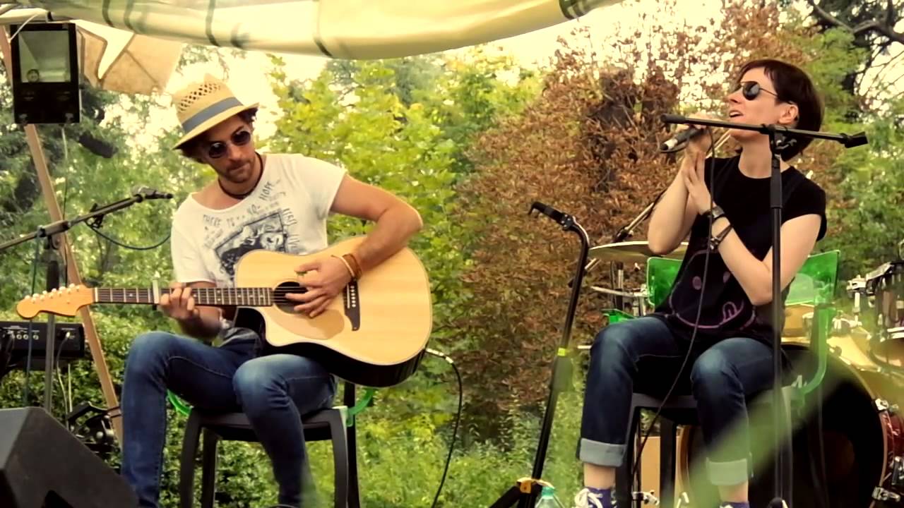 Simona Radu - Not Like A Bee (live @ Creative Est #0) - YouTube