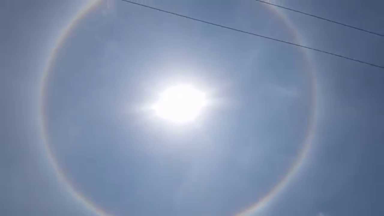 Motivo de admiración en el cielo, un anillo de luz alrededor del sol ...