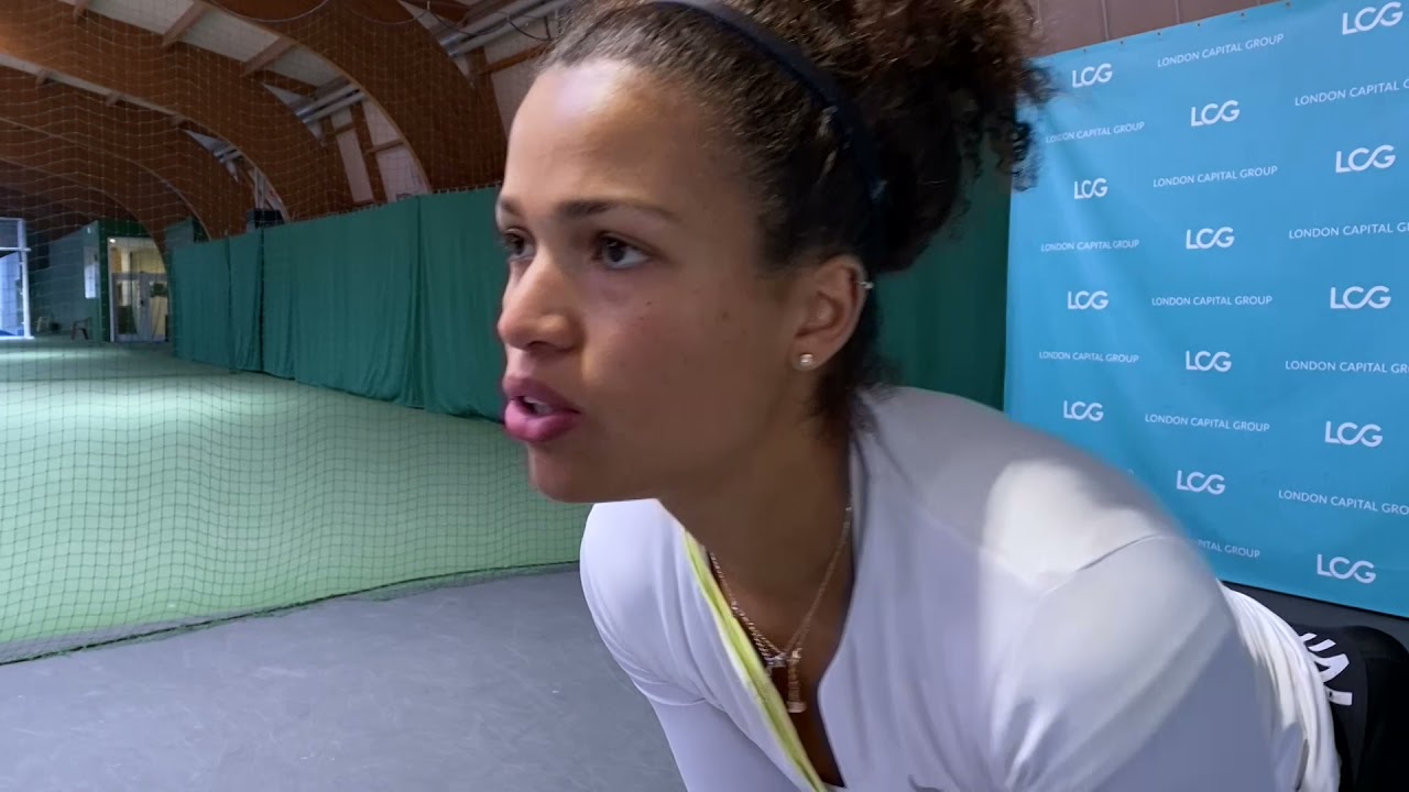 Portrait Naïma Karamoko, étoile montante du tennis genevois - YouTube