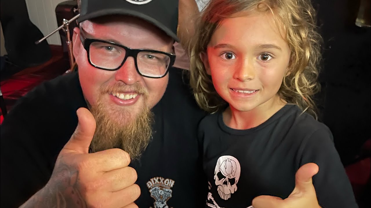 Bubba Bishop live in Eumundi (Wylie’s 1st show) - YouTube