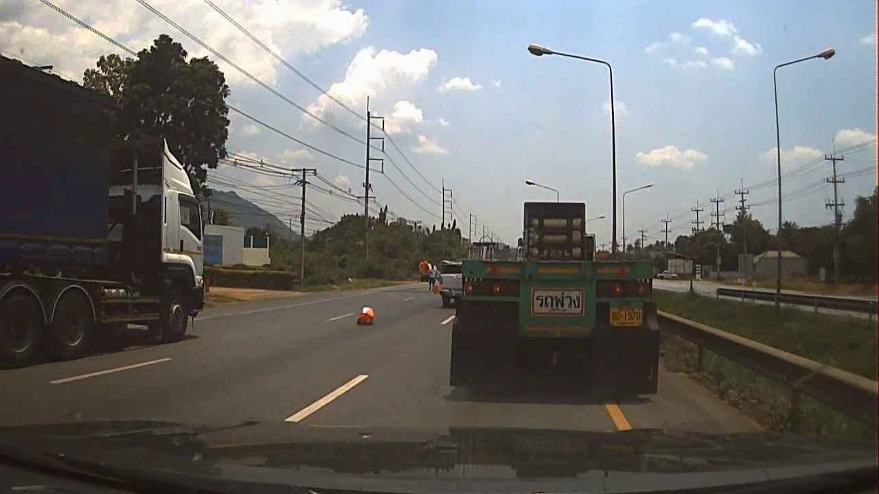 Dropped Load from Pickup Causes Abrupt Stop || ViralHog - YouTube