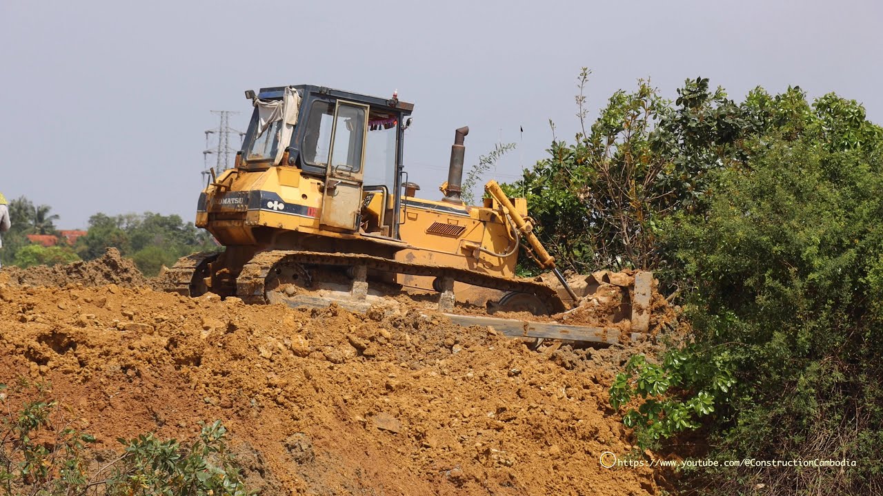 Dozers & Dump Trucks At Work | Landfill Truck - YouTube