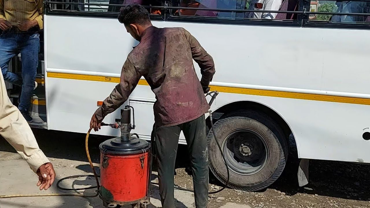 Dekhiye Bus Me Greasing Kaise Hoti Hai | देखिए बस में ग्रीसिंग कैसे ...