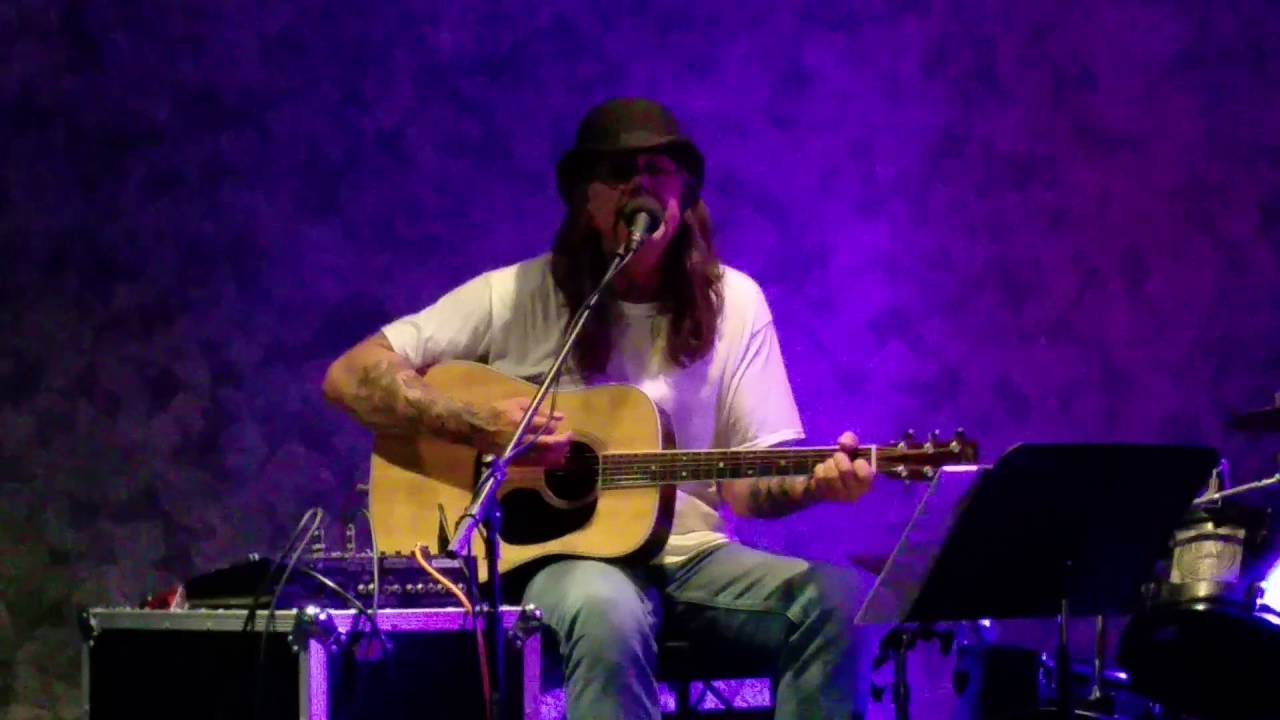 Jeffrey James singing at the T-bar.... - YouTube