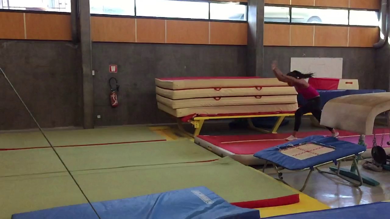 mélanie 1 saut de main - YouTube