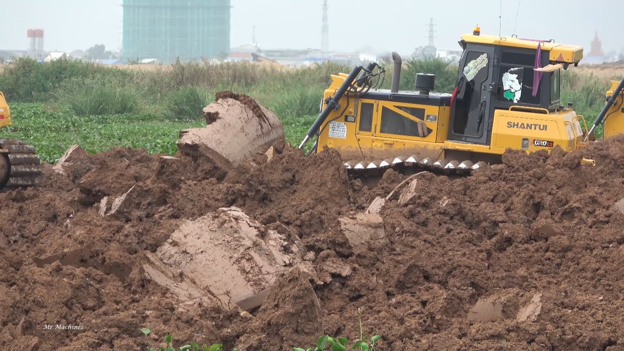 Best Machines Performance land filling up using dirt SHANTUI Dozer ...