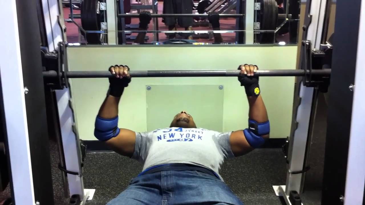 My brother lifting 375 lbs, wow - YouTube