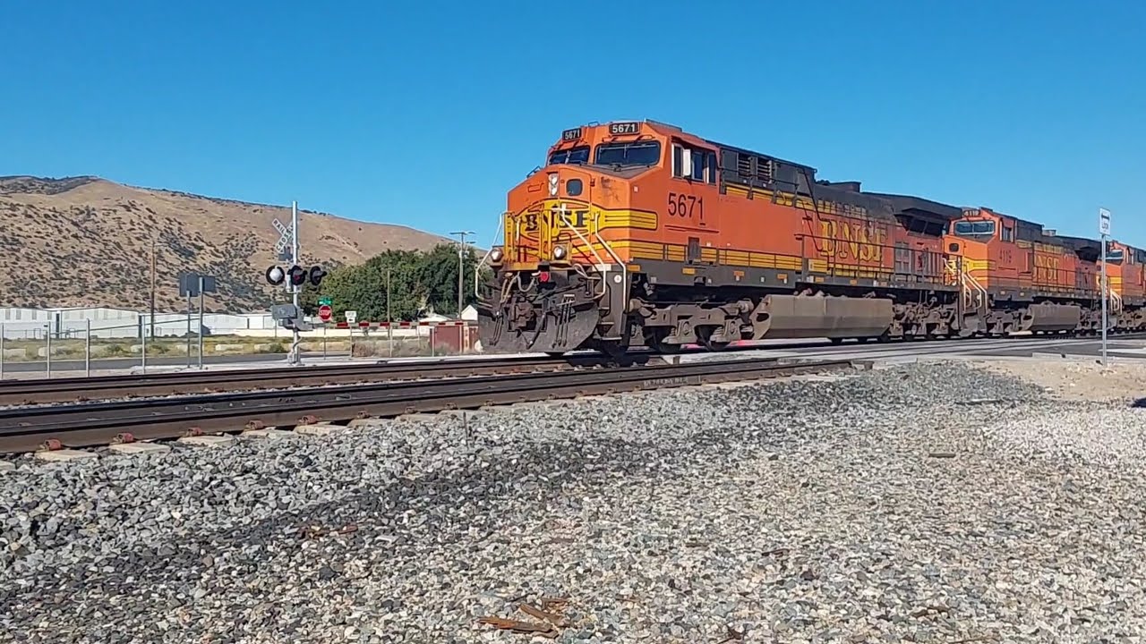 BNSF #5671 GE AC44CW Leads WB Manifest at Tehachapi With Matching BNSF H2 consist 9/16/23 - YouTube