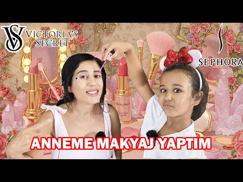 NİL ANNESİNE MAKYAJ YAPIYOR