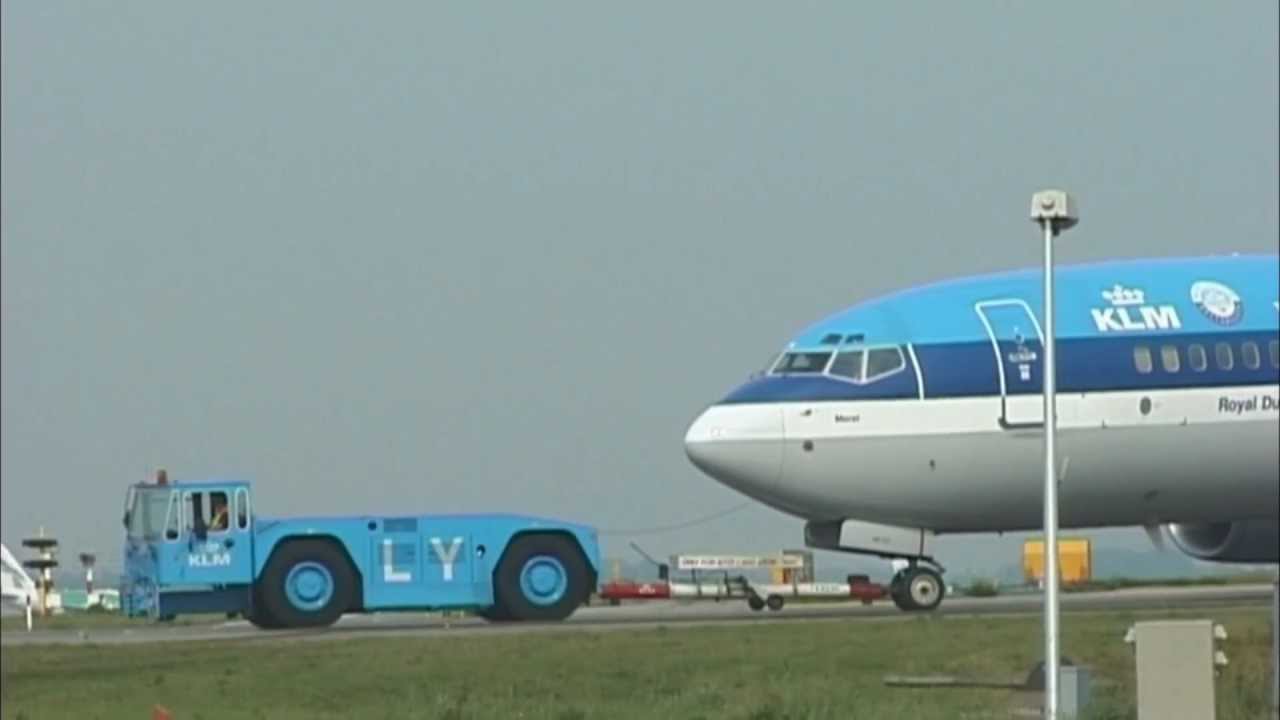 Moving KLM airplanes with a pushback tractor Schiphol Amsterdam - YouTube