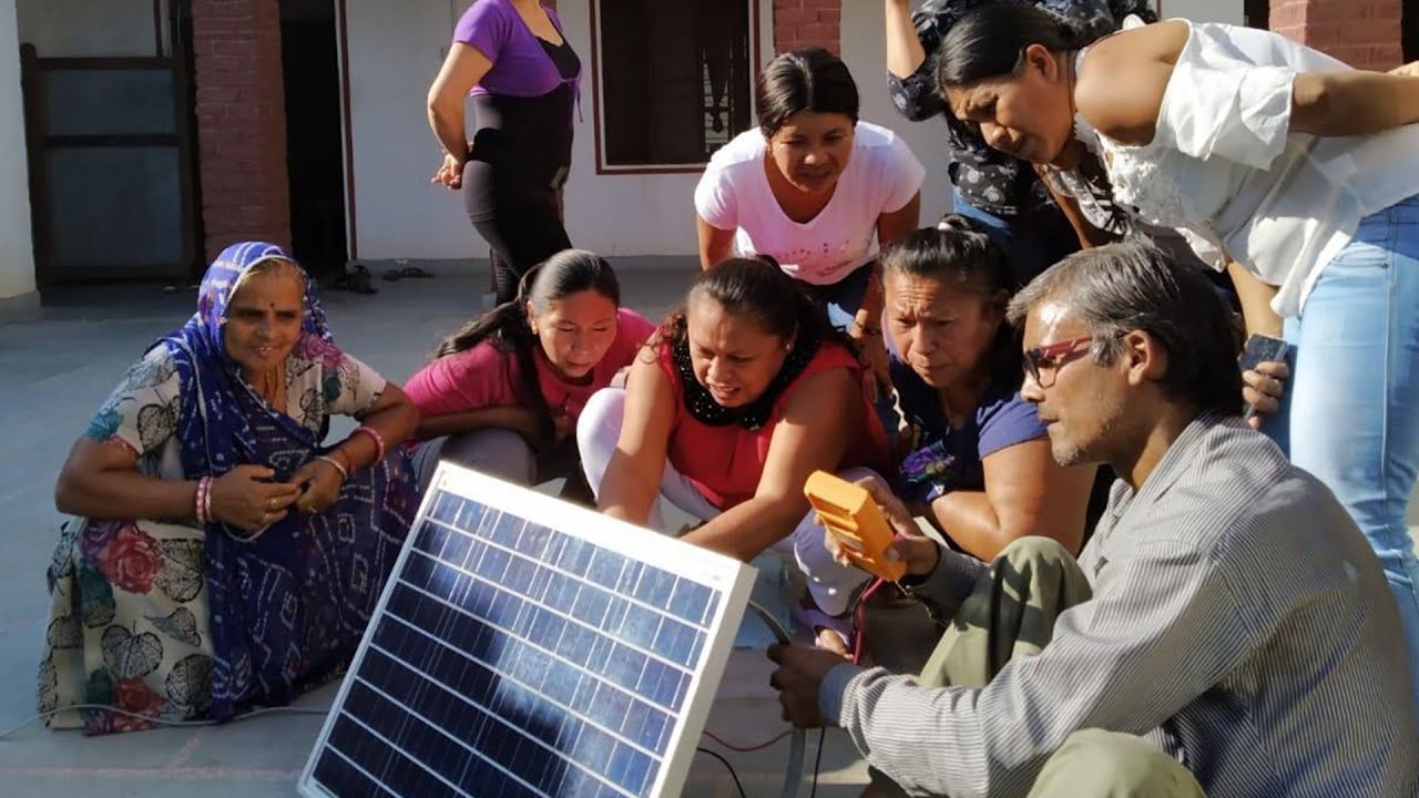 Solar Mamas mayas regresan a electrificar sus comunidades - YouTube