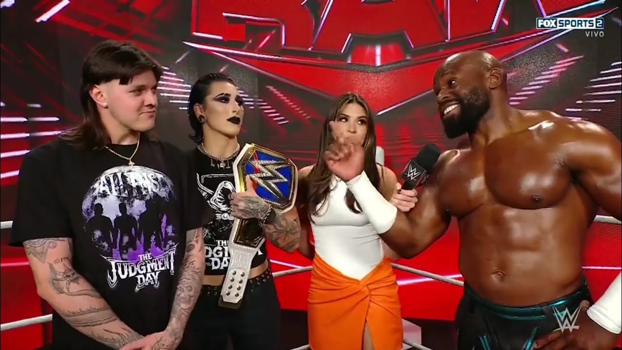 Dominik Mysterio & Rhea Ripley hablan con Apollo Crews en Backstage ...