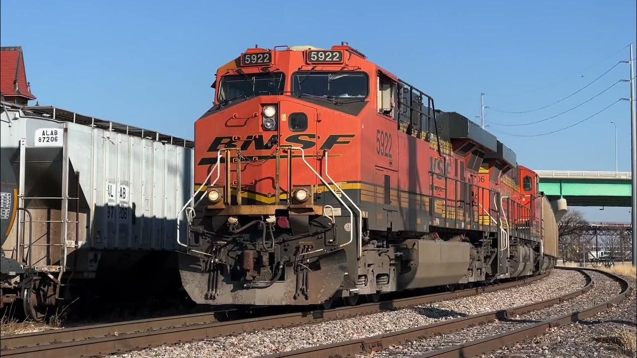 BNSF 5922 leads C-NAMNMA through Keokuk, IA 12/19/2021 - YouTube