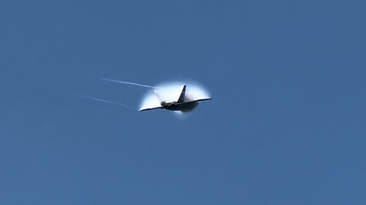 F-22 Raptor high speed pass and climb - YouTube