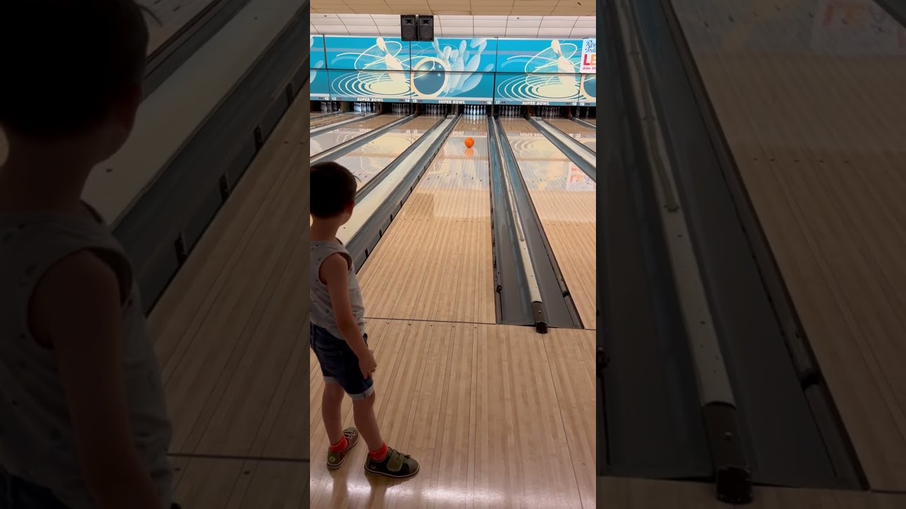 First time BOWLING! 🎳 - YouTube